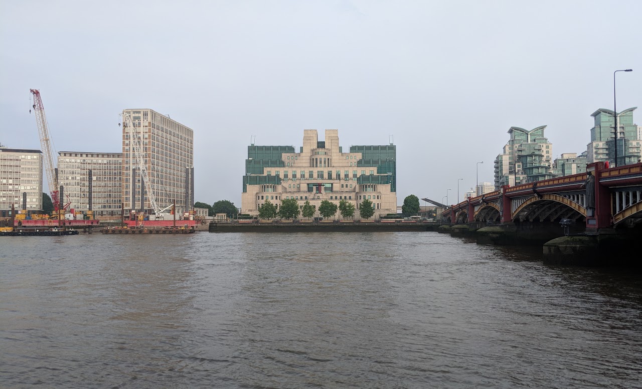 インパクト大！007で有名なロンドンの「秘密情報部 MI6 ビル」は意外な建物をモデルにしていた - GOTRIP!