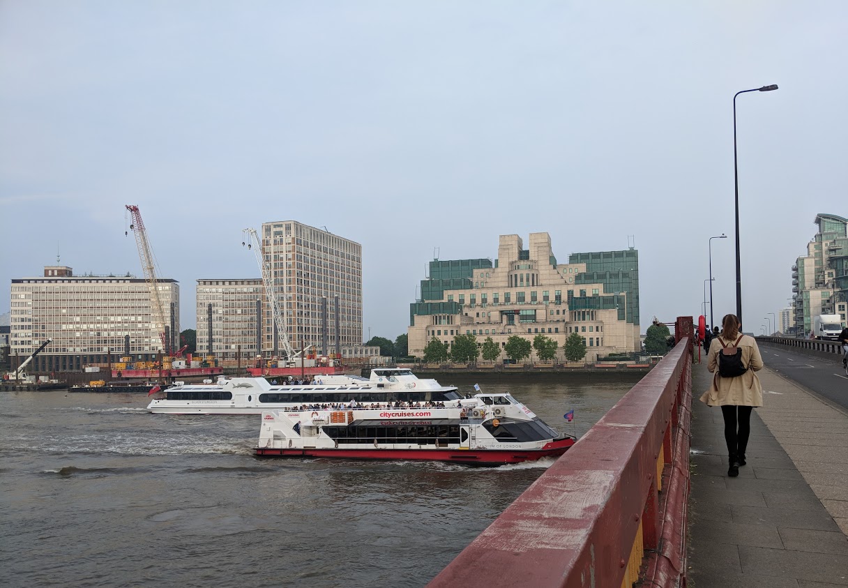 インパクト大！007で有名なロンドンの「秘密情報部 MI6 ビル」は意外な建物をモデルにしていた - GOTRIP!