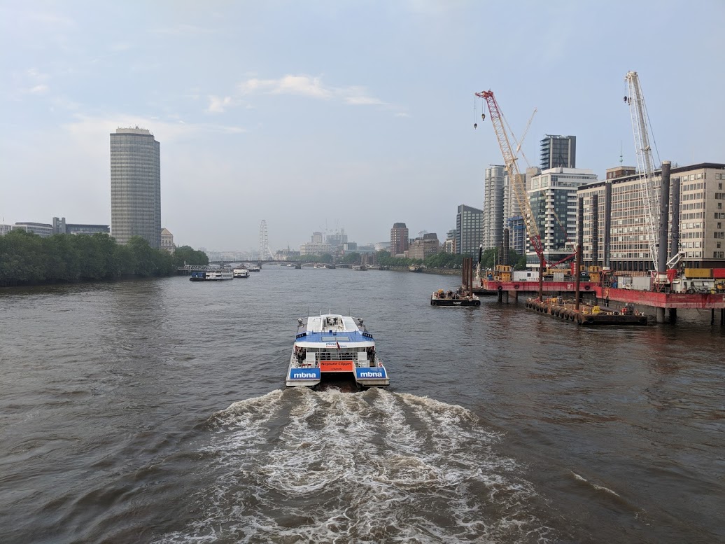 インパクト大！007で有名なロンドンの「秘密情報部 MI6 ビル」は意外な建物をモデルにしていた - GOTRIP!