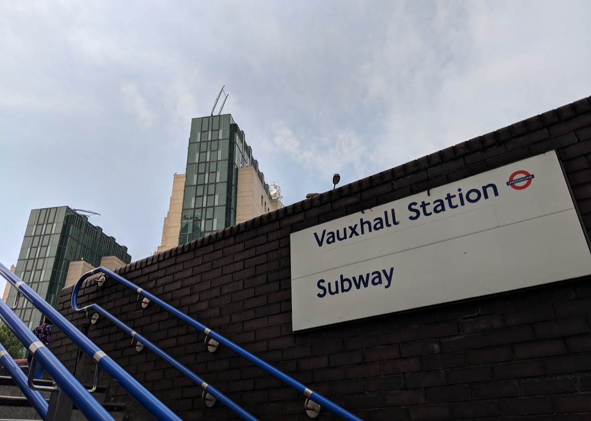 インパクト大！007で有名なロンドンの「秘密情報部 MI6 ビル」は意外な建物をモデルにしていた - GOTRIP!