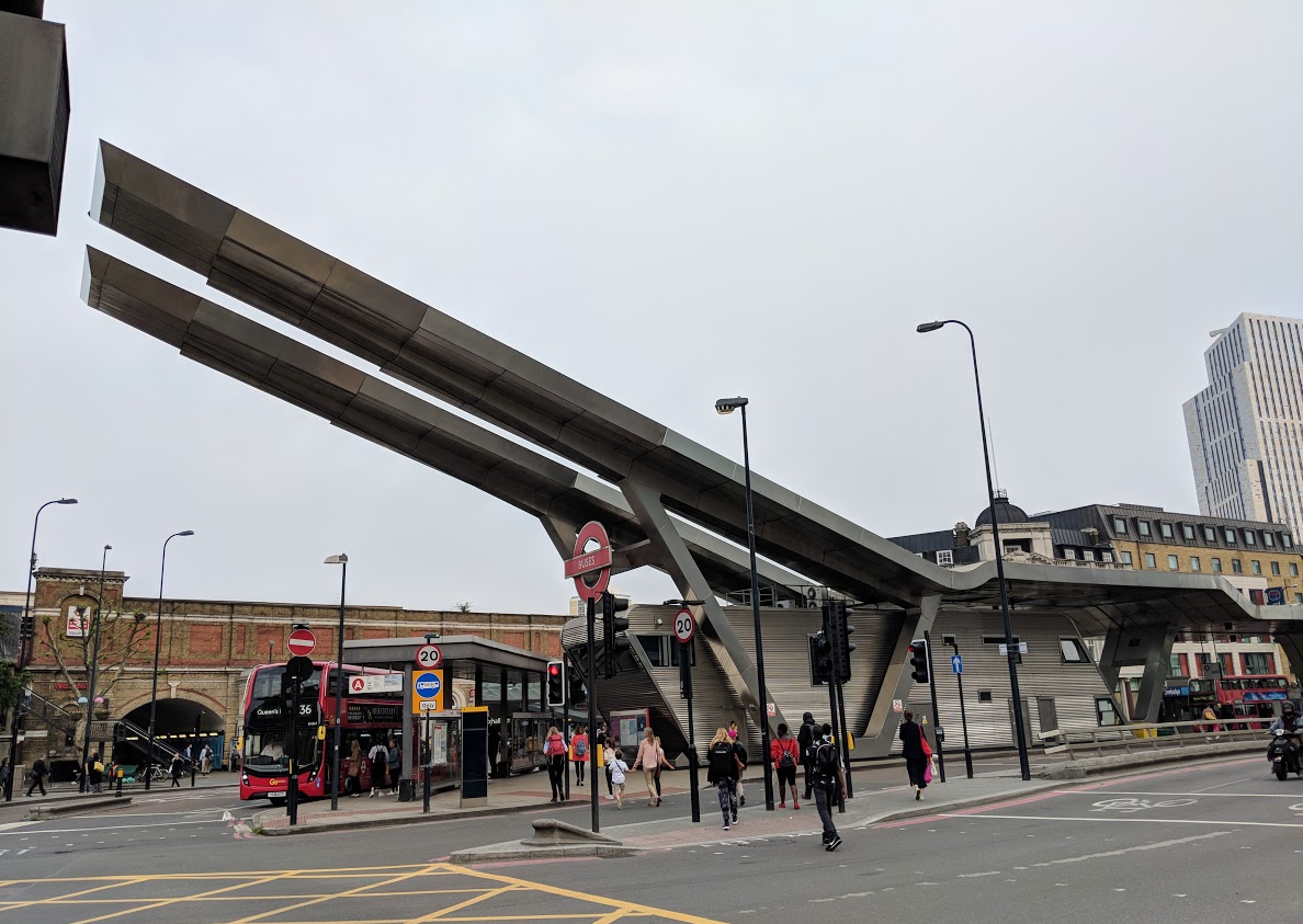 インパクト大！007で有名なロンドンの「秘密情報部 MI6 ビル」は意外な建物をモデルにしていた - GOTRIP!