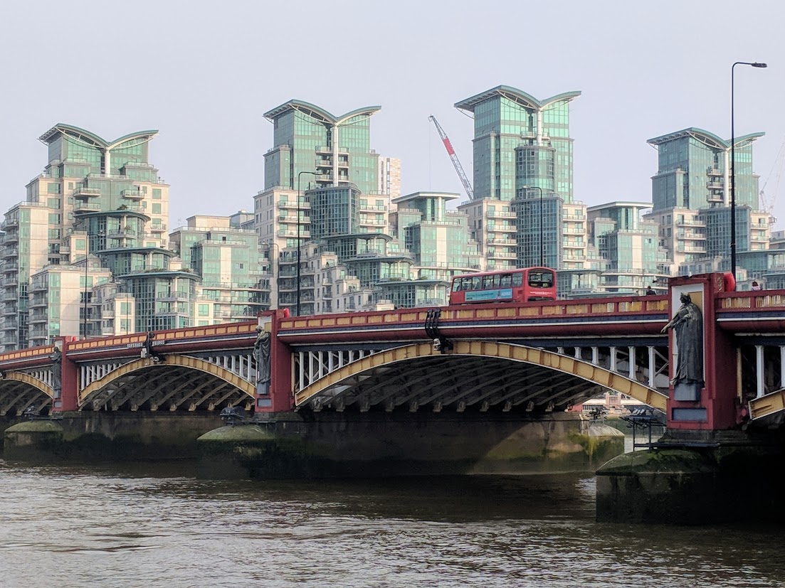 インパクト大！007で有名なロンドンの「秘密情報部 MI6 ビル」は意外な建物をモデルにしていた - GOTRIP!