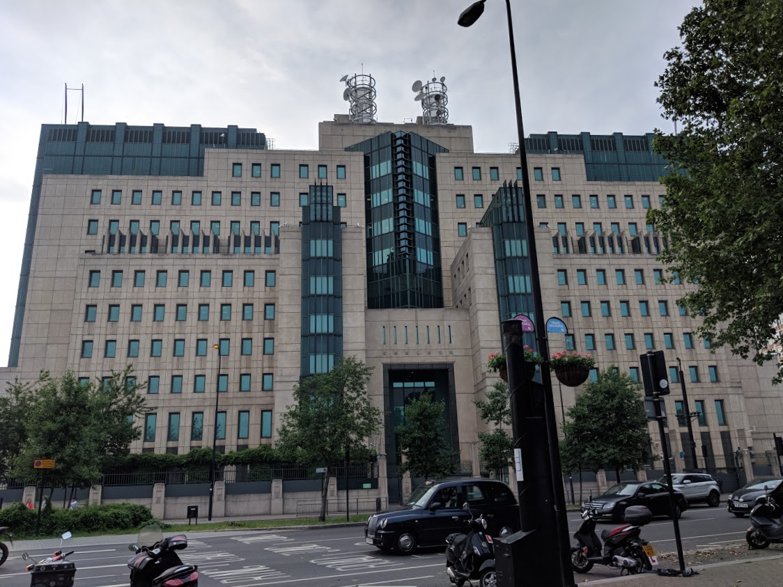 インパクト大！007で有名なロンドンの「秘密情報部 MI6 ビル」は意外な建物をモデルにしていた - GOTRIP!