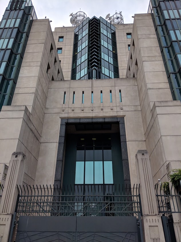 インパクト大！007で有名なロンドンの「秘密情報部 MI6 ビル」は意外な建物をモデルにしていた - GOTRIP!