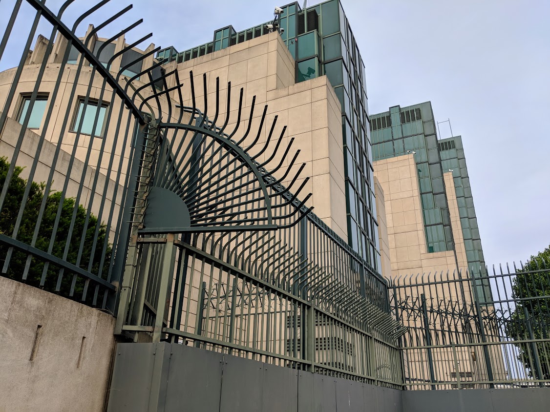 インパクト大！007で有名なロンドンの「秘密情報部 MI6 ビル」は意外な建物をモデルにしていた - GOTRIP!