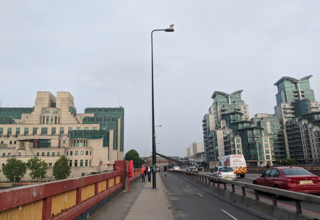 インパクト大！007で有名なロンドンの「秘密情報部 MI6 ビル」は意外な建物をモデルにしていた - GOTRIP!