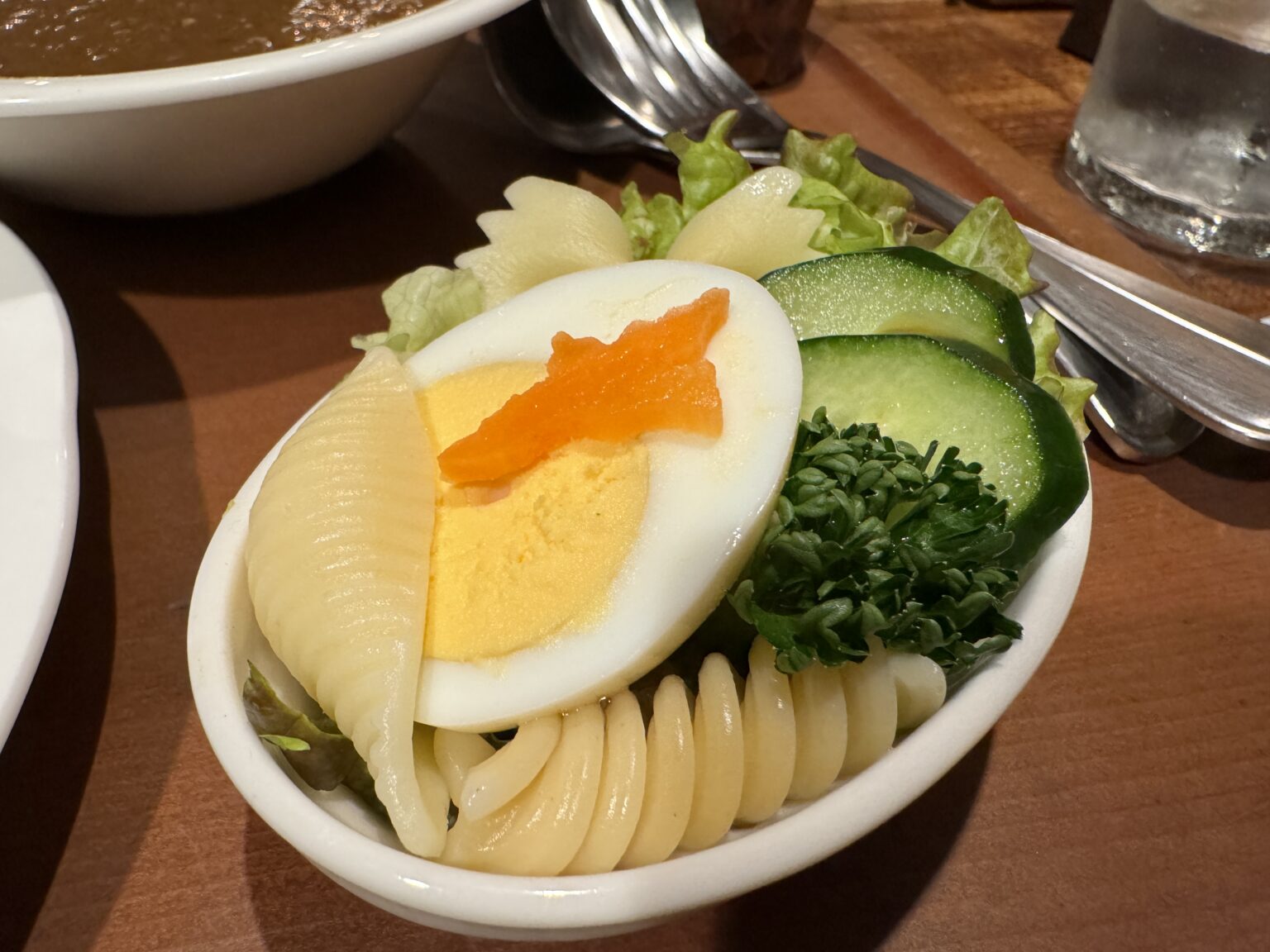 【日本カレー紀行】非日常的な空間で味わう爽やかな癒しのカレーとは？ / 東京都武蔵野市吉祥寺の「COFFEE HALL くぐつ草」 - GOTRIP!