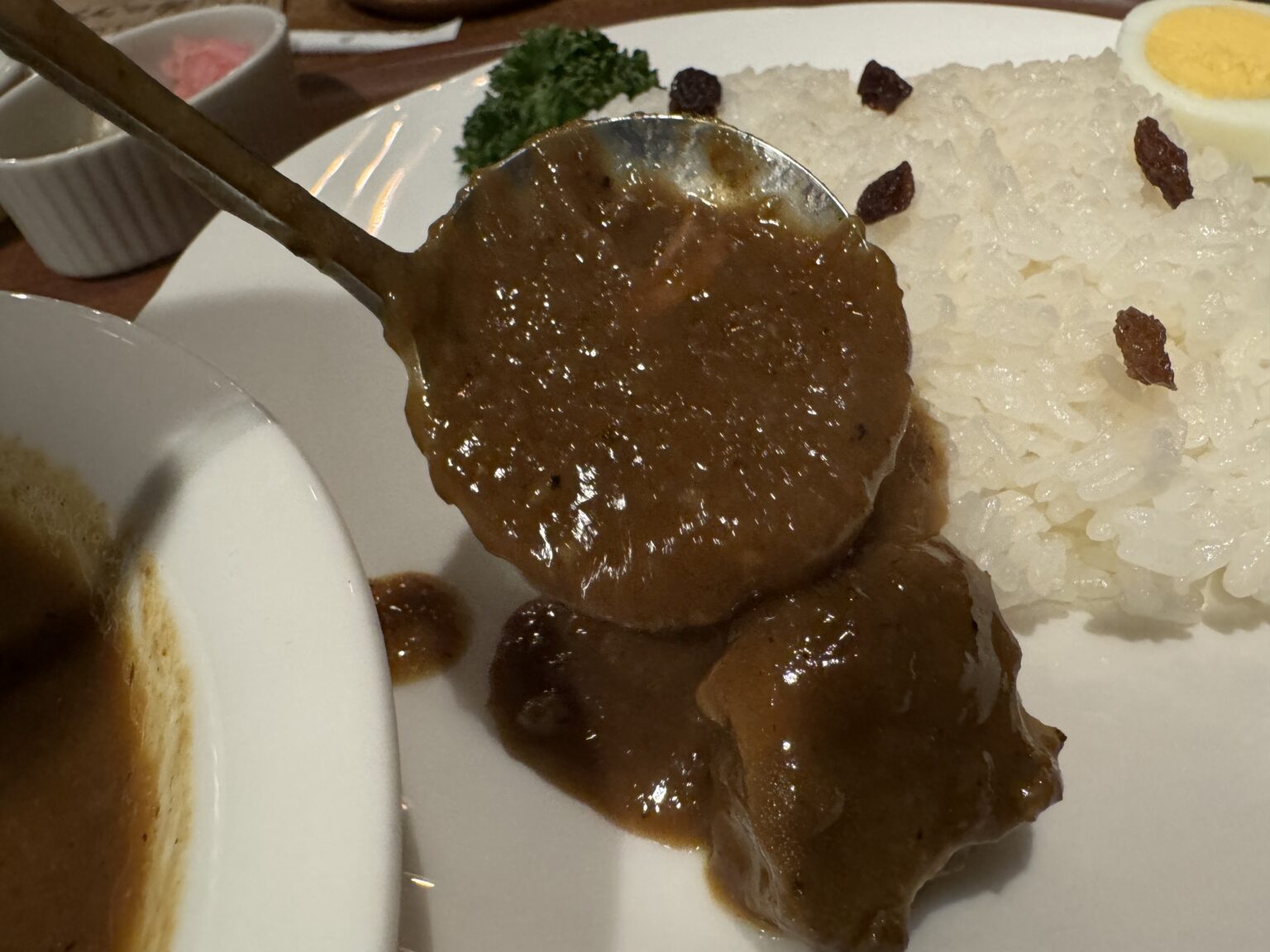 【日本カレー紀行】非日常的な空間で味わう爽やかな癒しのカレーとは？ / 東京都武蔵野市吉祥寺の「COFFEE HALL くぐつ草」 - GOTRIP!
